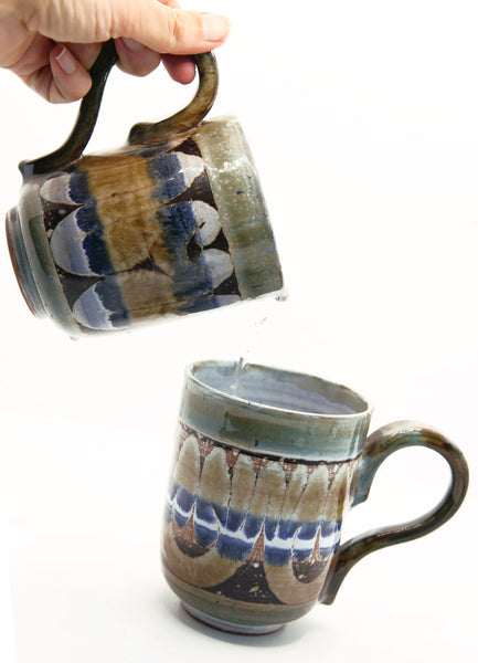 FRANCE - DUO DE GRANDES TASSES SEVENTIES DE ROLAND MOREAU – 100escales