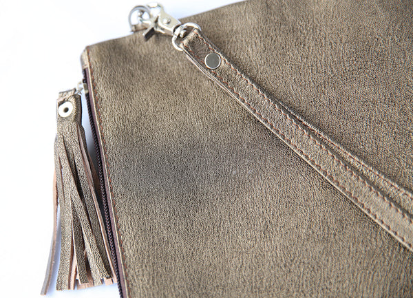 POCHETTE MAROCAINE EN SOIE VÉGÉTALE & CUIR KAKI MÉTALLISÉ – 100escales